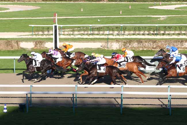 La photo de l'arrivée du PRIX DU MANOIR DE PRETOT course PMU du Mardi ...