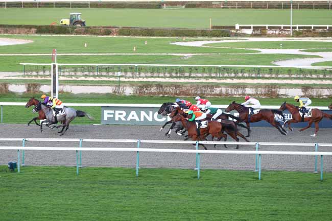 La photo de l'arrivée du PRIX DU MANOIR DE PRETOT course PMU du Mardi ...