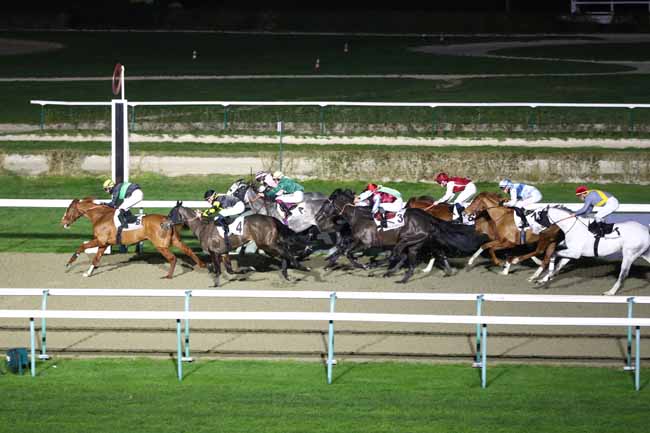 La photo de l'arrivée du PRIX DU MANOIR DE PRETOT course PMU du Mardi ...