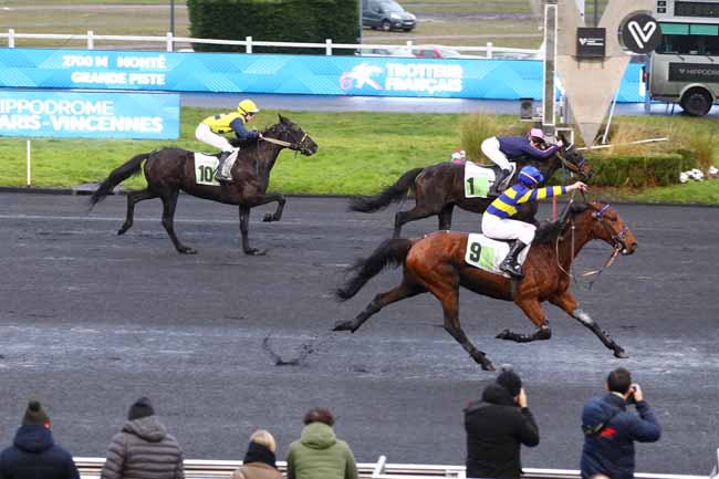 La photo de l'arrivée du PRIX DE FAVEROLLES course PMU du Mardi 27 ...