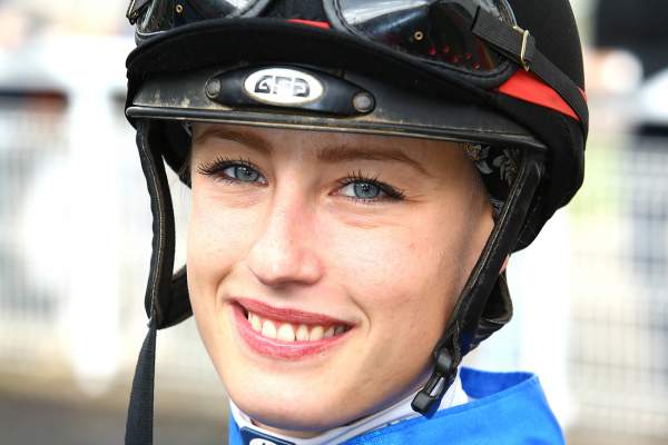 Lundi à Lyon-La Soie (R-4). Les femmes-jockeys à l'honneur. Le hat ...